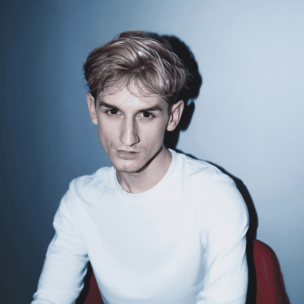 26 Stylish 90s Hairstyles For Medium-Length Men's Hair