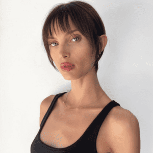 21 Haircuts To Showcase Triangle Face Beauty