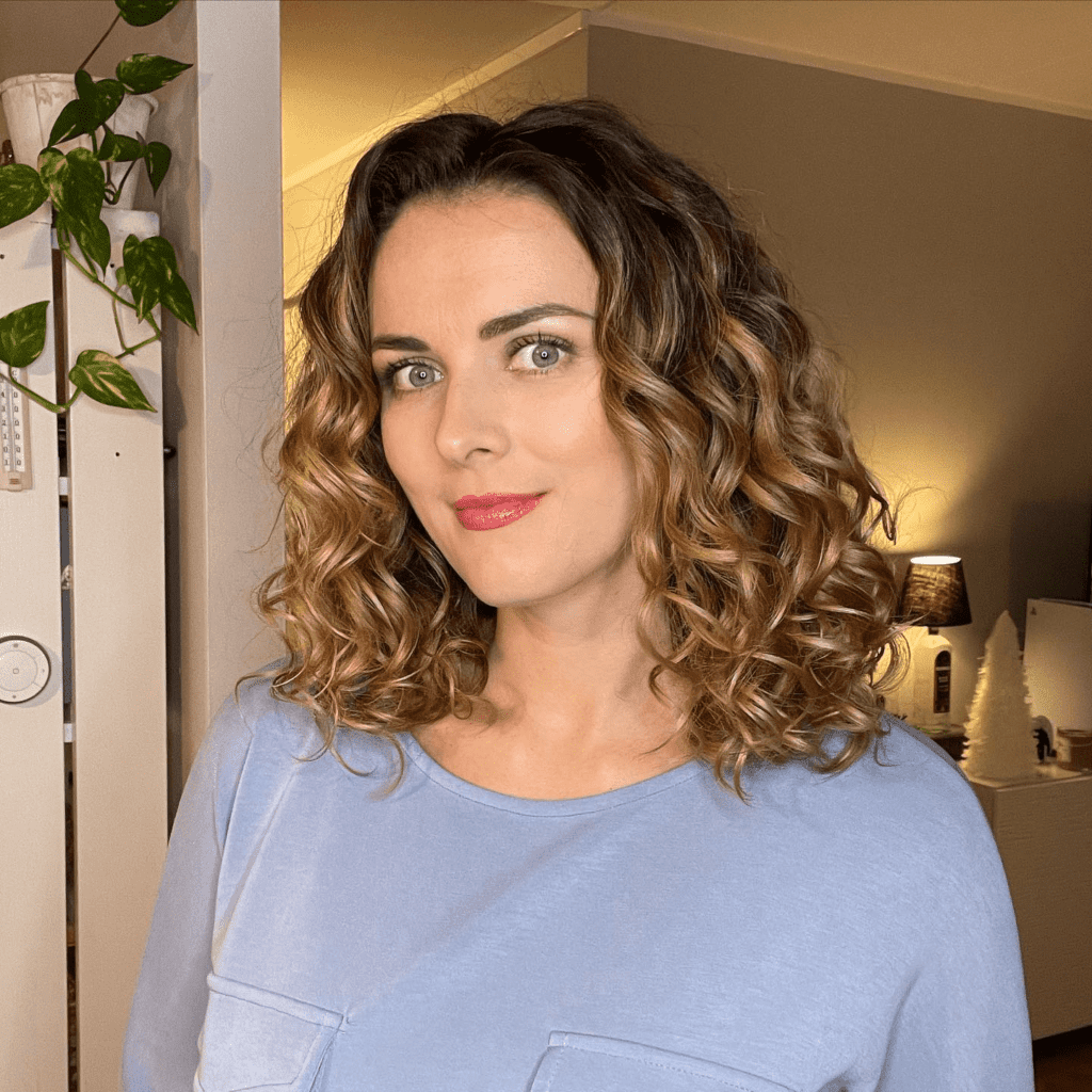 20 Effortlessly Stylish Hairstyles For 2C Hair