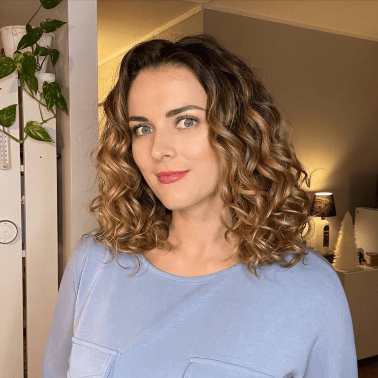 20 Effortlessly Stylish Hairstyles For 2C Hair