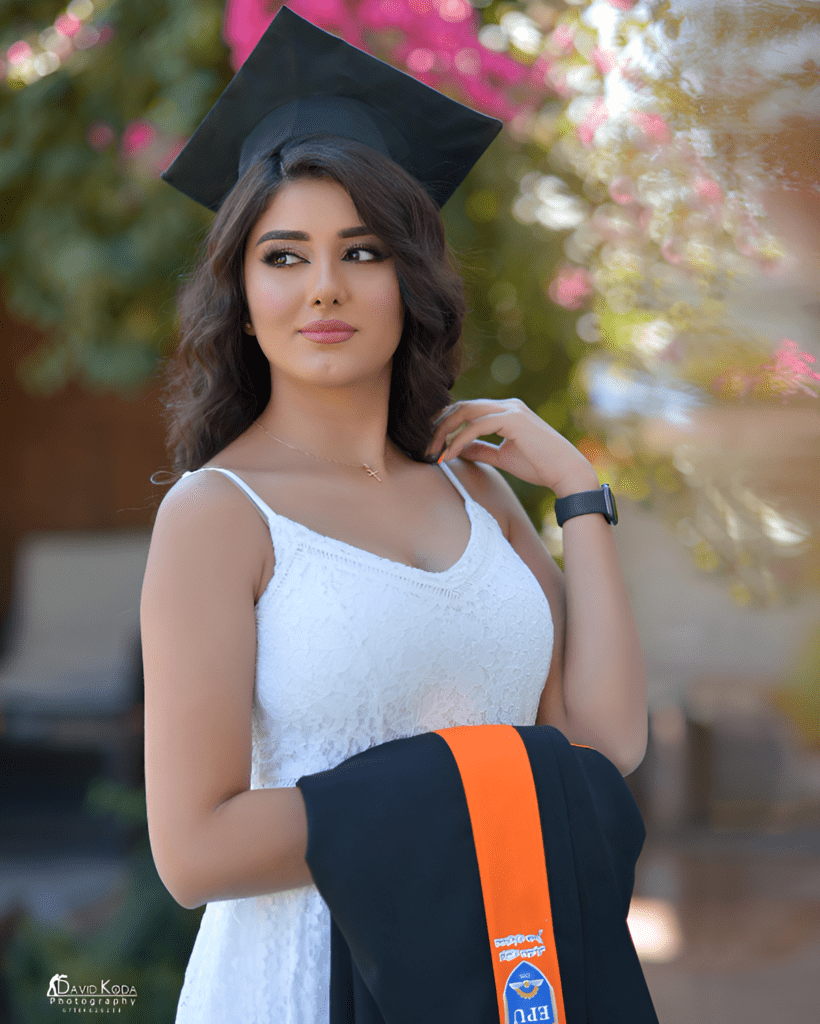 30 Gorgeous Graduation Hairstyles To Rock Under Your Cap